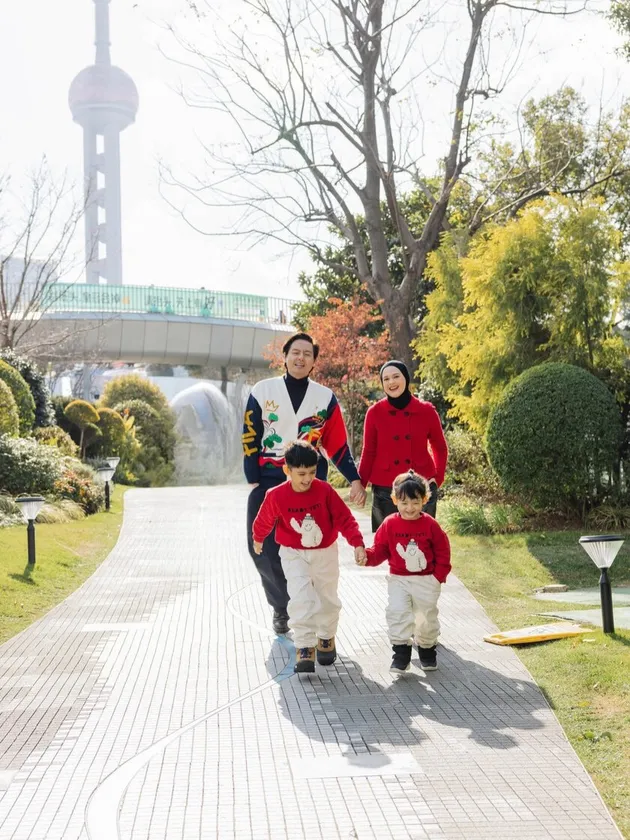 Portrait of Roger Danuarta and Cut Meyriska Family Photoshoot in ...