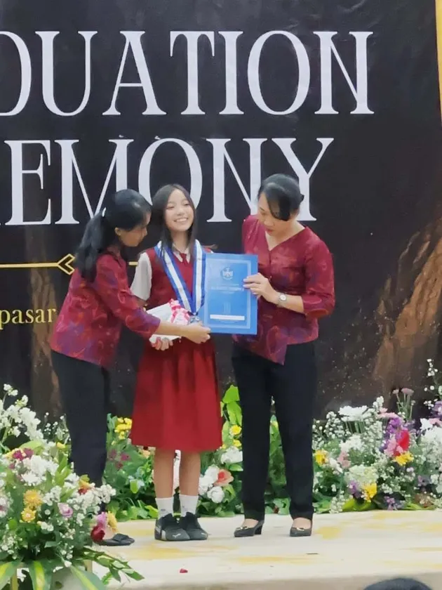 Potret Kelulusan Putri Sheila Marcia, Tampil Cantik Dirias oleh Kakak ...