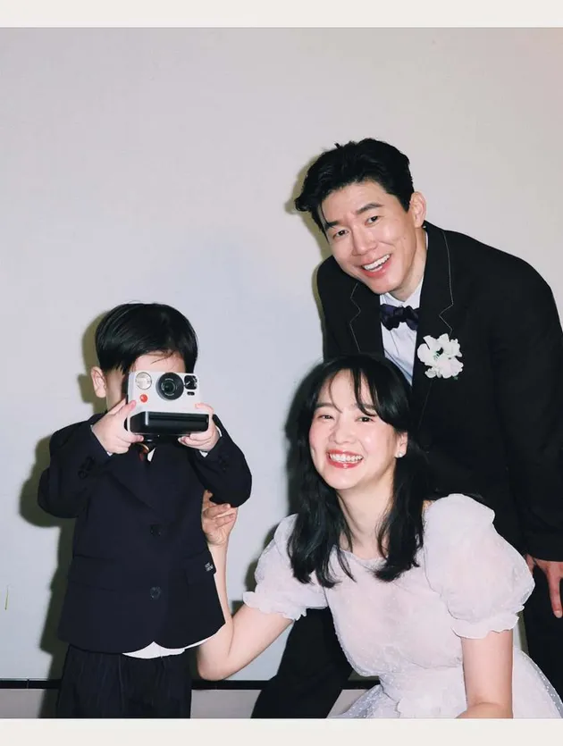 Portrait of Kim Mu Yeol and Yoon Seung Ah Celebrating Their 11th ...