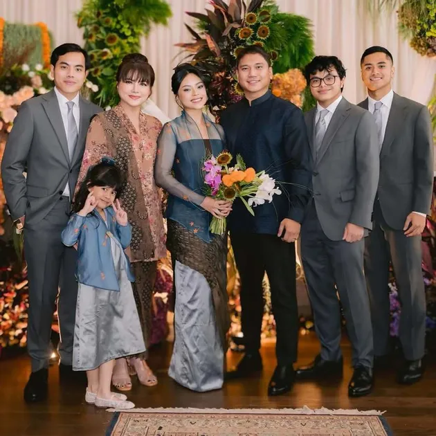 Portrait of Sakina Tama's Engagement, Wishnutama's Daughter, with Her 3 ...