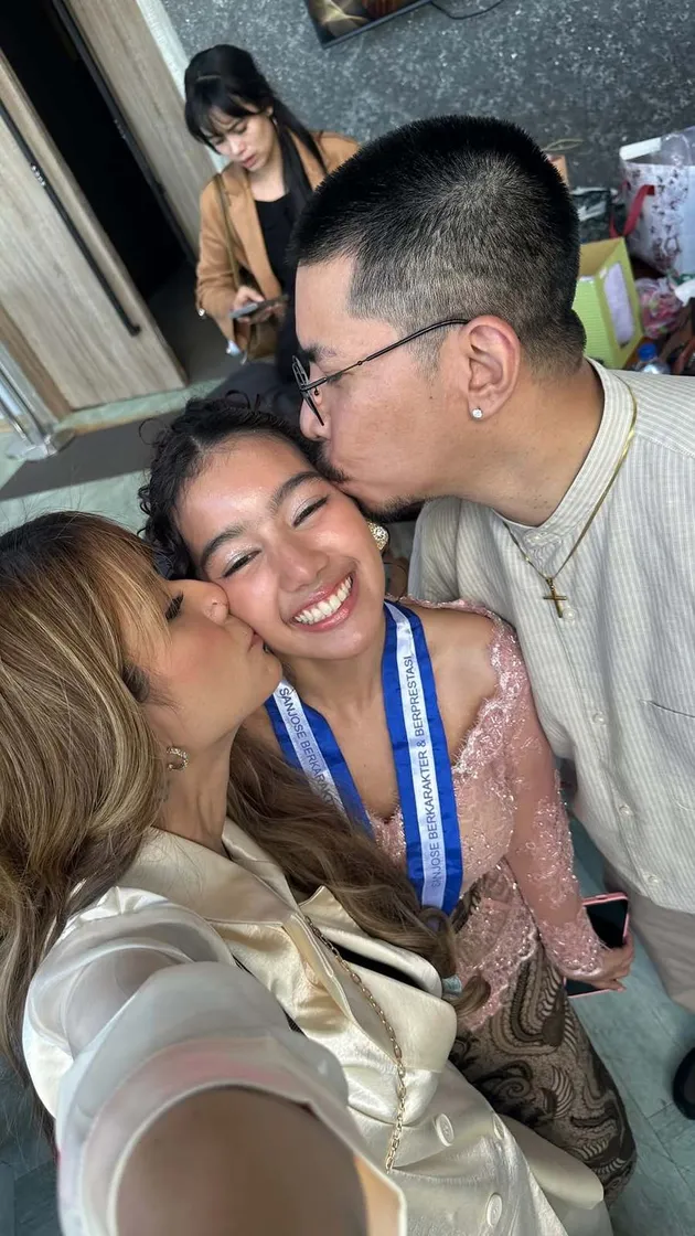 Potret Leticia Joseph Anak Sheila Marcia Wisuda SMP - KapanLagi.com