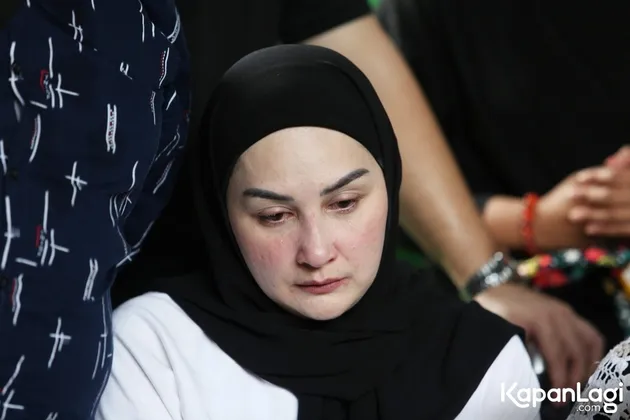 Potret Mona Ratuliu Cerita Detik-Detik Sang Ayah Meninggal: Baru Wudhu ... Potret Mona Ratuliu Cerita Detik-Detik Sang Ayah Meninggal: Baru Wudhu ...