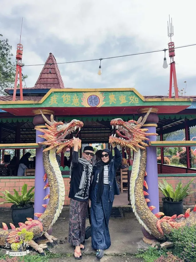 8 Photos of Ayu Ting Ting's Parents Visiting Sunan's Grave Before Ramadan