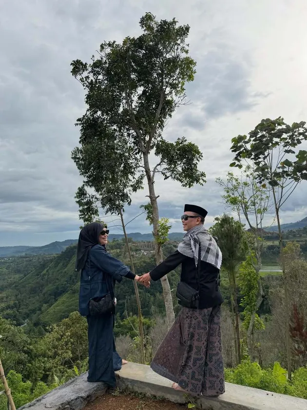 8 Photos of Ayu Ting Ting's Parents Visiting Sunan's Grave Before Ramadan