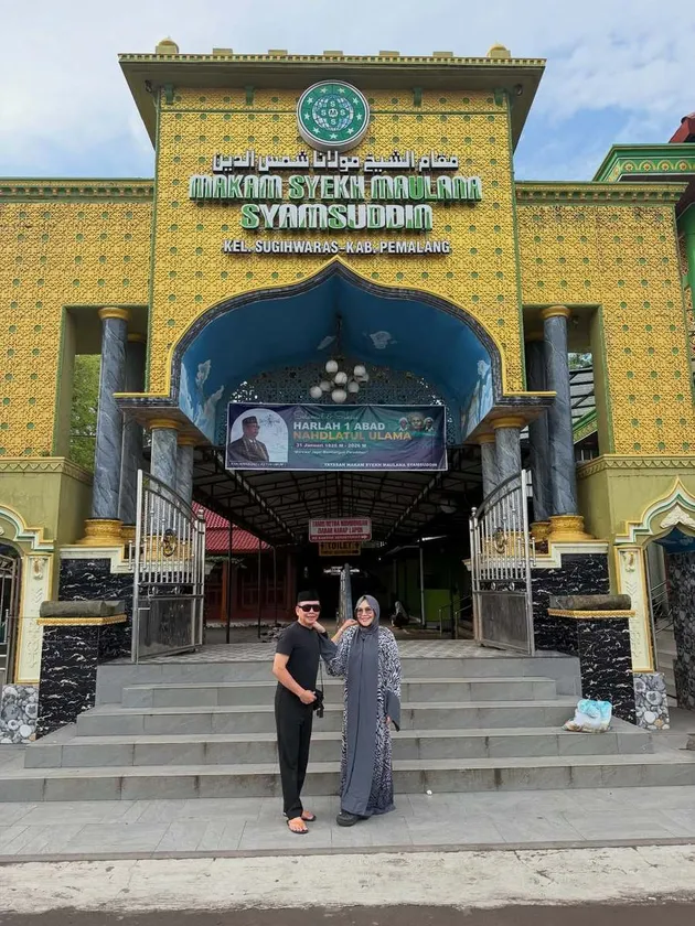 8 Photos of Ayu Ting Ting's Parents Visiting Sunan's Grave Before Ramadan