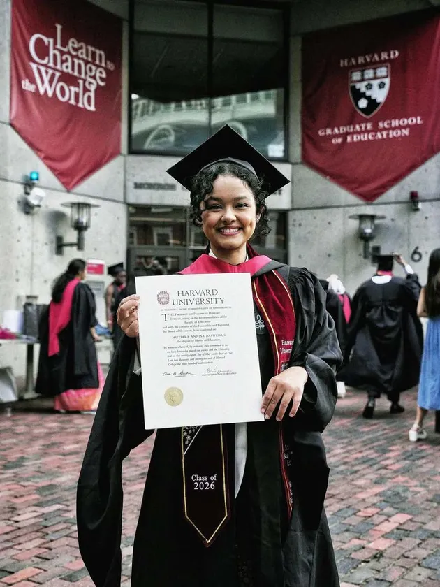 Potret Putri Anies Baswedan Wisuda S2 di Harvard, Pakai Toga Sambil ...
