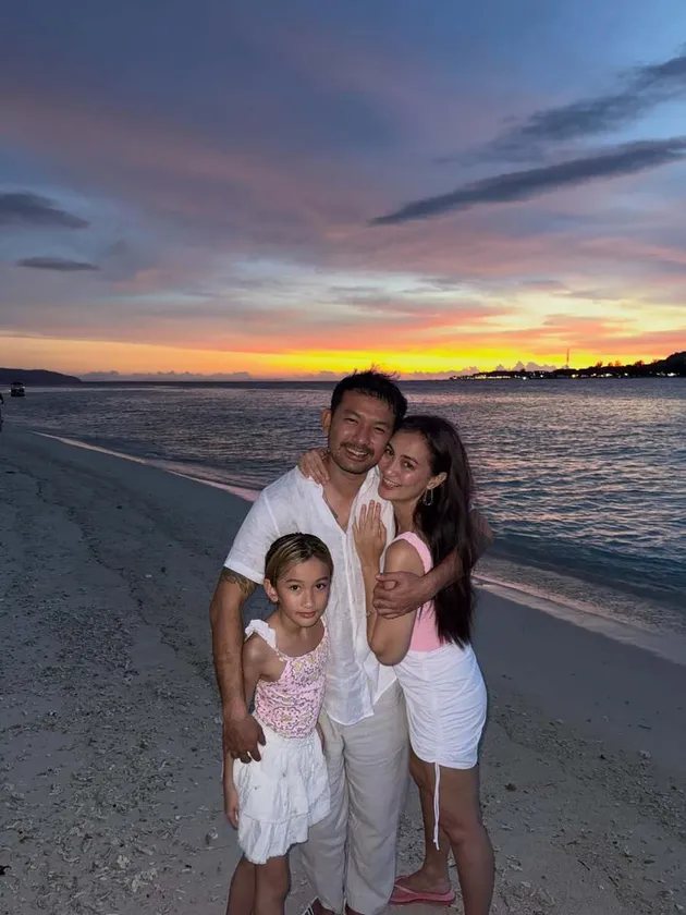 Portrait of Rio Dewanto's Vacation in Lombok with Family, Boating ...