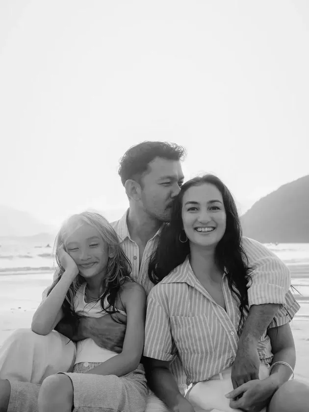Portrait of Rio Dewanto's Vacation in Lombok with Family, Boating ...