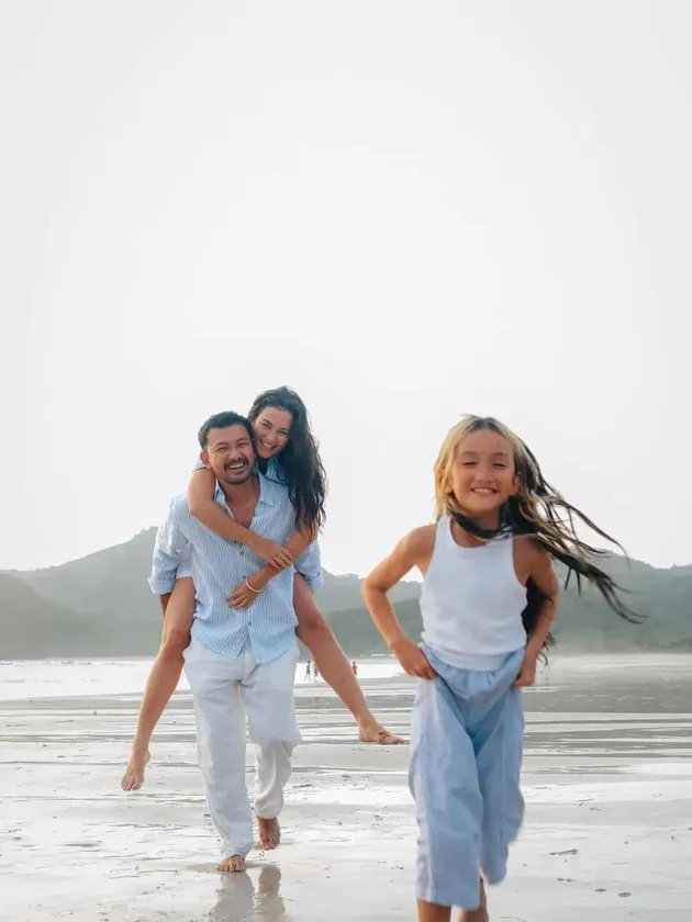 Portrait of Rio Dewanto's Vacation in Lombok with Family, Boating ...
