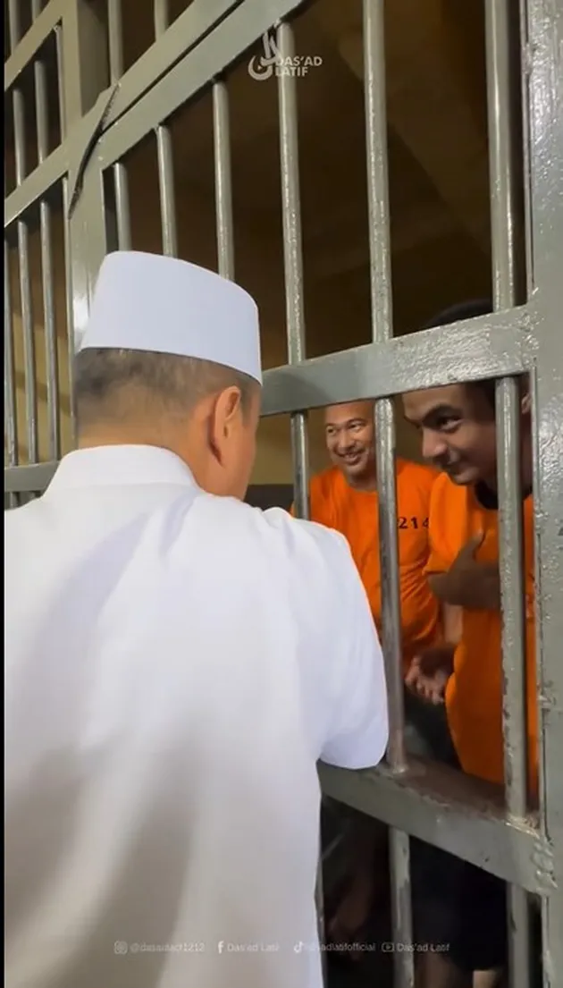 Latest Portrait of Vadel Badjideh in Prison, Wearing an Orange Shirt ...