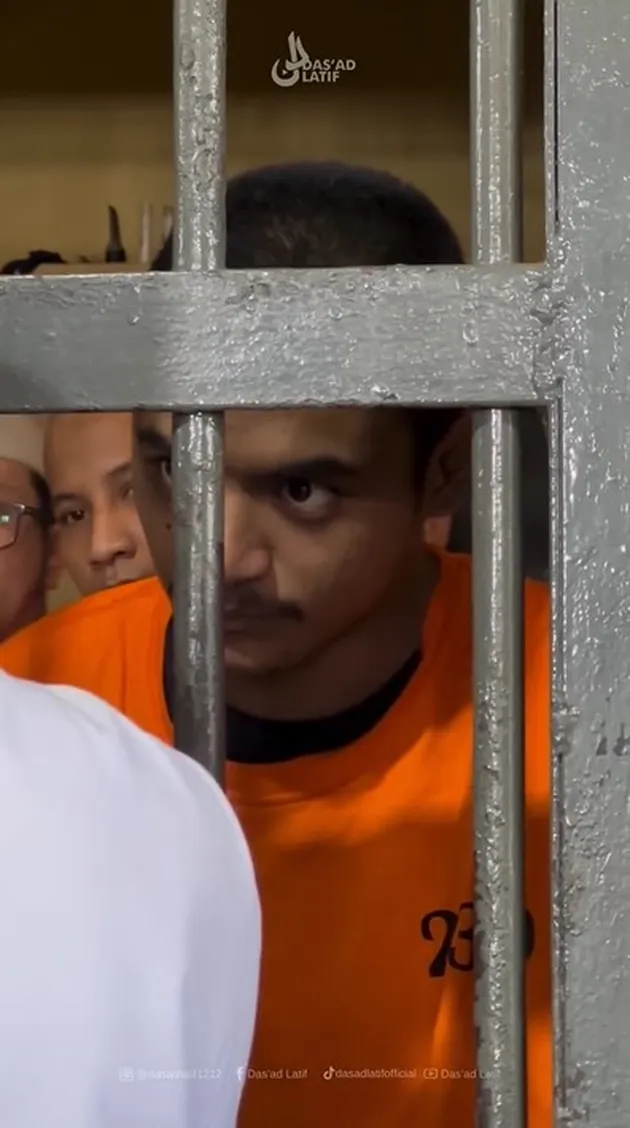 Latest Portrait of Vadel Badjideh in Prison, Wearing an Orange Shirt ...