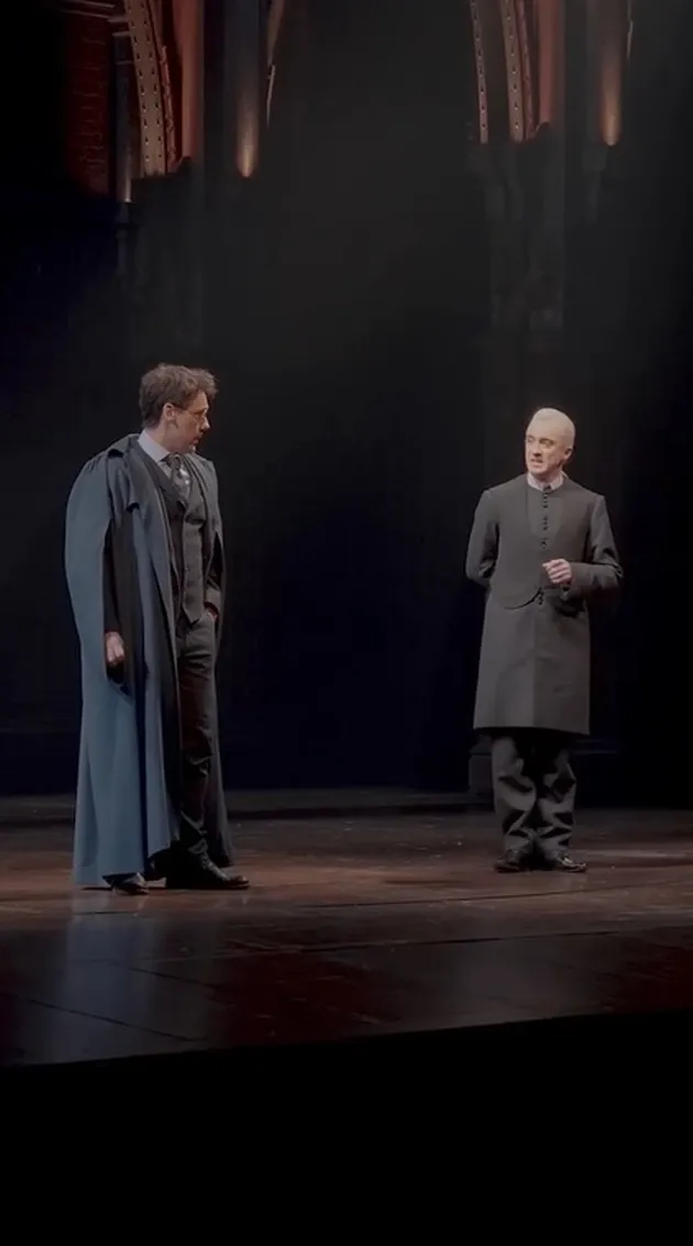 7 Potret Tom Felton Kembali Perankan Draco Malfoy di Panggung Broadway ...