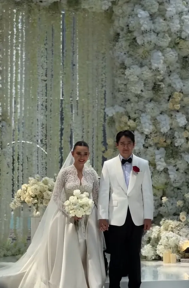 Potret Wedding Kiss Amanda Manopo dan Kenny Austin, Sah Jadi Suami Istri - KapanLagi.com