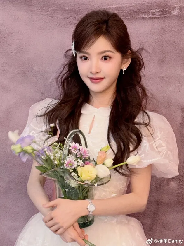 Potret Zhang Ruonan Tampil Cantik dengan Makeup Flawless - KapanLagi.com