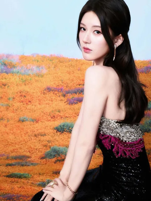 Portrait of Zhao Lusi Posted by One of the OTTs, Caption: Elegance ...