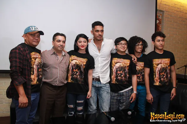 POSE MESRA DEWI PERSSIK - ROBBY SHINE DI PRESKON FILM BARU - KapanLagi.com POSE MESRA DEWI PERSSIK - ROBBY SHINE DI PRESKON FILM BARU - KapanLagi.com