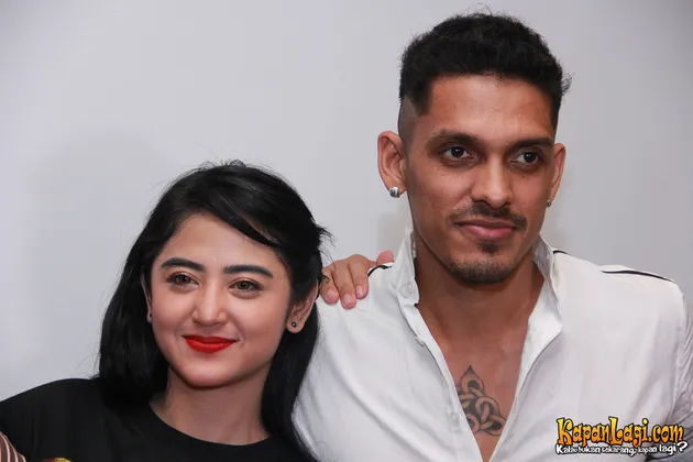 POSE MESRA DEWI PERSSIK - ROBBY SHINE DI PRESKON FILM BARU - KapanLagi.com POSE MESRA DEWI PERSSIK - ROBBY SHINE DI PRESKON FILM BARU - KapanLagi.com