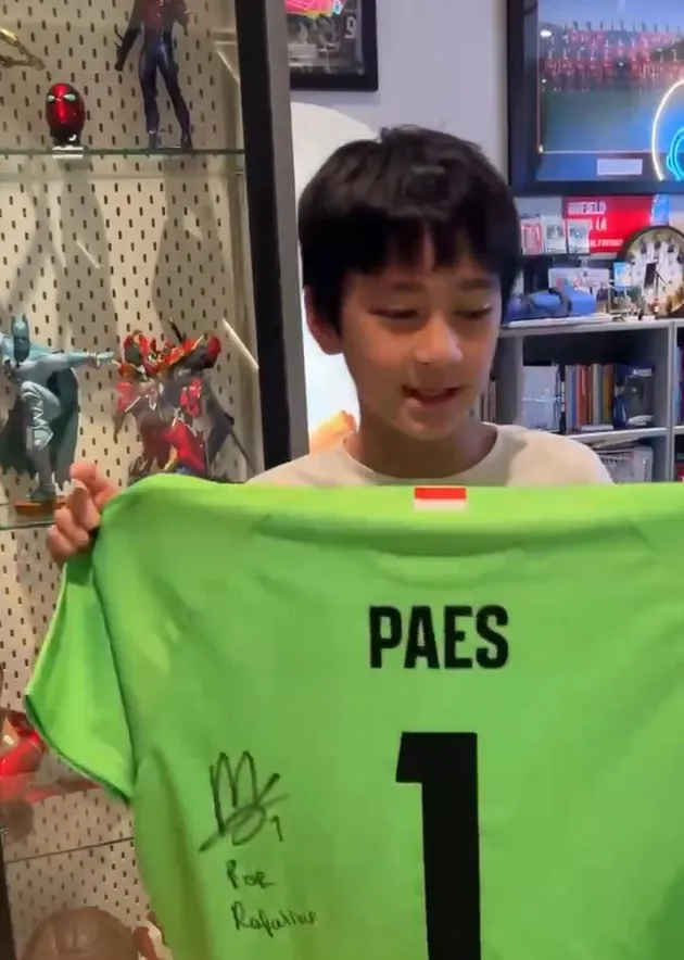 Rafathar Dapat Jersey dan Tanda Tangan Maarten Paes - KapanLagi.com