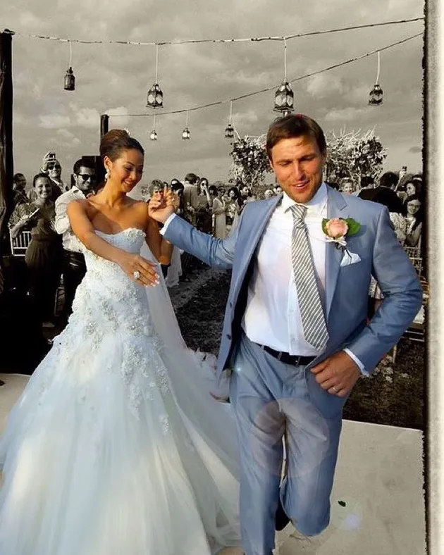 Celebrate Anniversary, Take a Look at 7 Beautiful Wedding Photos of ...