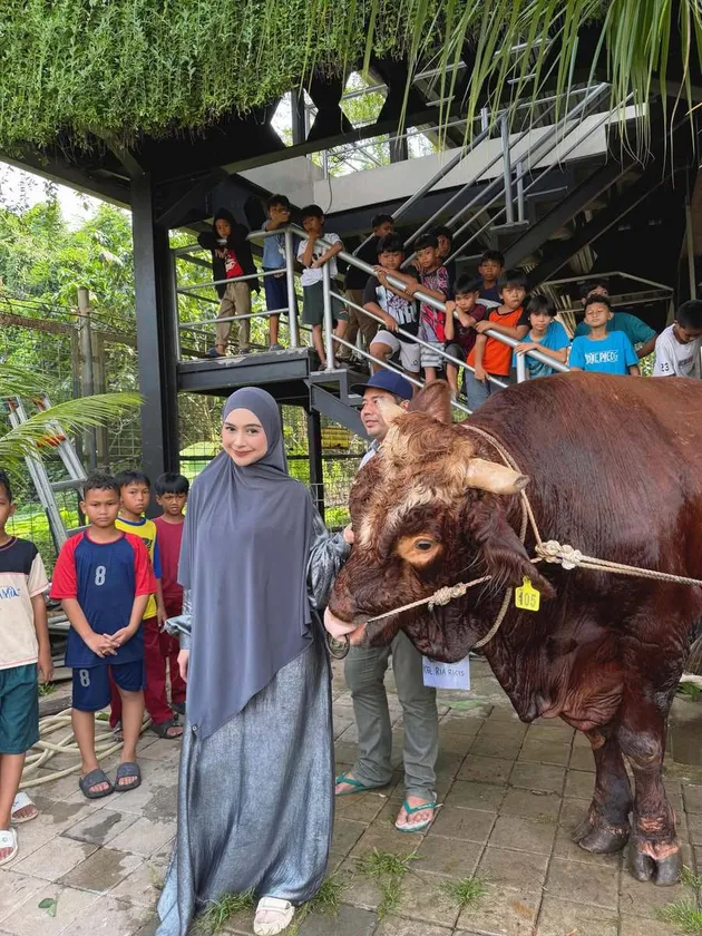 Ria Ricis Ajarkan Makna Kurban Sejak Dini kepada Moana - KapanLagi.com