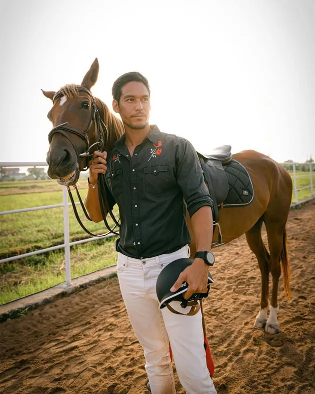 Richard Kyle Shirtless and Showing Off Chocolate Abs in Latest ...