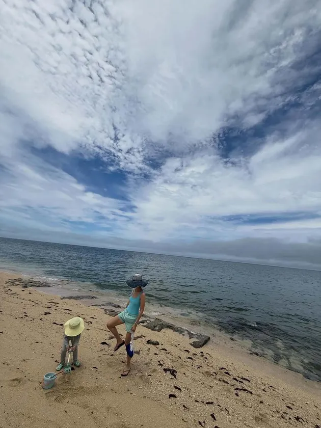 Son Ye Jin Vacation with Her Child, Fun Playing at the Beach