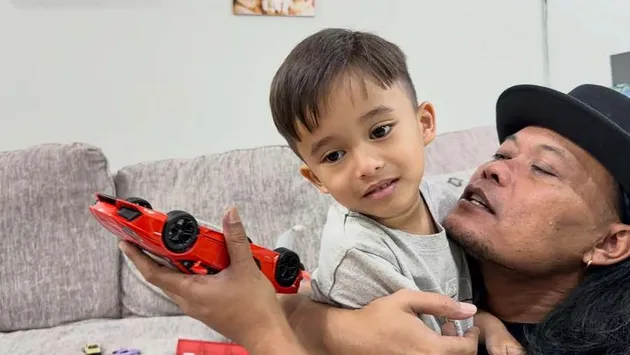 Sule Takes Care of Adzam, Invites Him to Play with Toy Cars