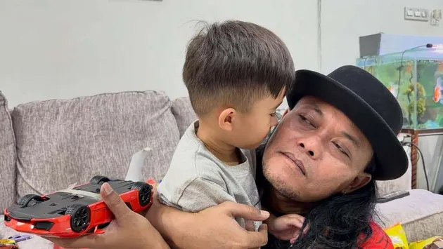Sule Takes Care of Adzam, Invites Him to Play with Toy Cars