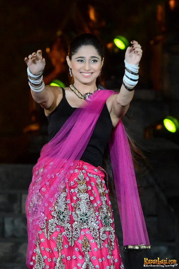 Tanktop Hitam Ini Bikin Soumya Seth Makin Cetar dan Seksi Badai - KapanLagi.com