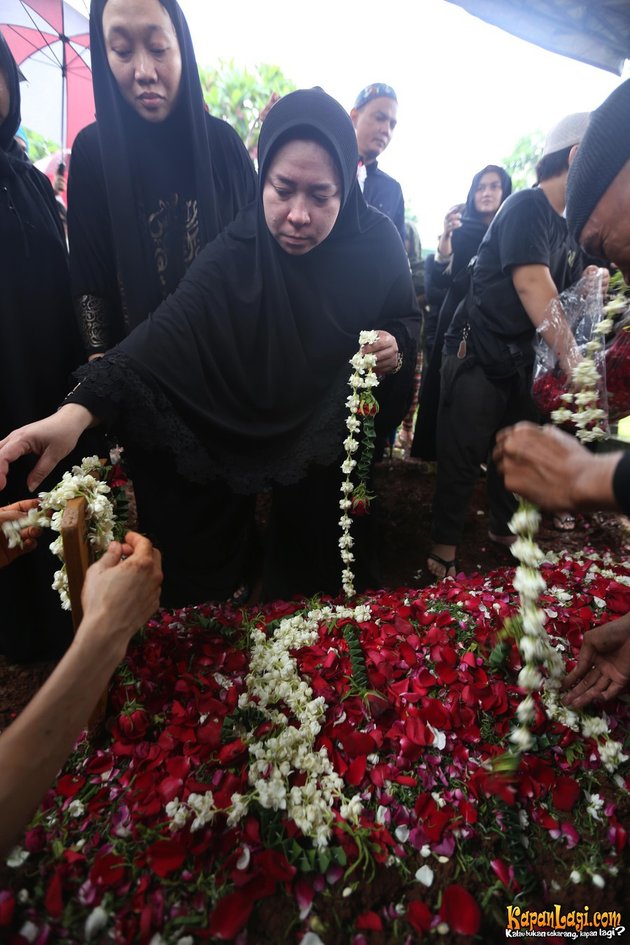 Terpukul, Tangis Melly Goeslaw Pecah di Hadapan Makam Sang Bunda ... Terpukul, Tangis Melly Goeslaw Pecah di Hadapan Makam Sang Bunda ...