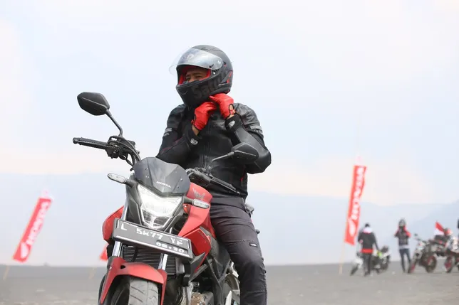 Sekut! Mengintip Cool Style Gofar Hilman Saat Touring ke Bromo ...