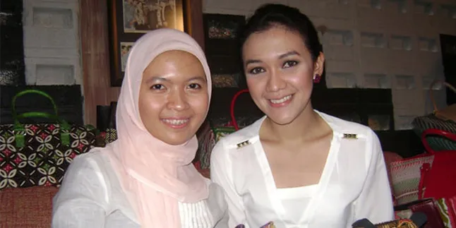 Andara Rainy Kembangkan Tas Batik Etnika - KapanLagi.com