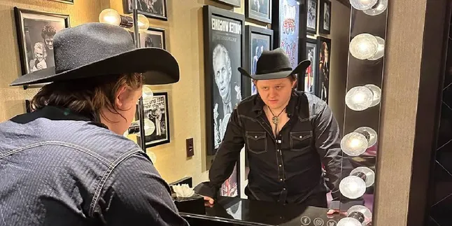 Arti dan Makna Lagu Hold Me While You Wait Lewis Capaldi, Tentang ...