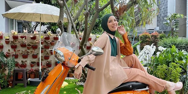 Berhijab, Tya Ariestya Rasakan Rezekinya Makin Lancar - KapanLagi.com Berhijab, Tya Ariestya Rasakan Rezekinya Makin Lancar - KapanLagi.com
