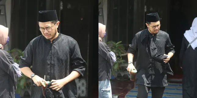 10 Portraits of Angger Dimas Shedding Tears Before His Mother's Funeral ...