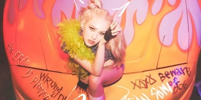 11 Portraits of Somi's Outfits in the 'Xoxo' MV, Showcasing Eccentric Heartbreak-themed Fashion