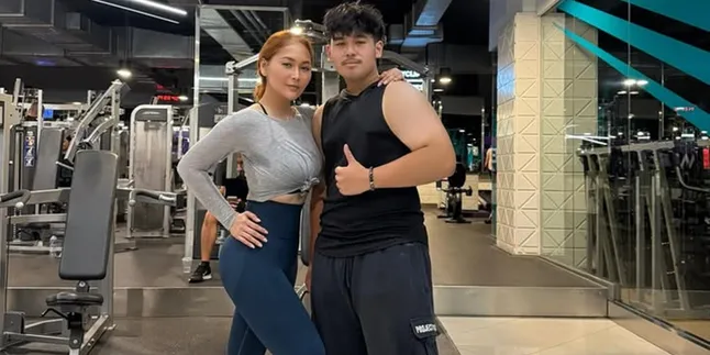 8 Photos of Inul Daratista Working Out with Her Child, Calls Him Brondong