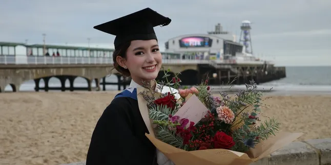8 Portraits of Sarah Menzel, Azriel Hermansyah's Girlfriend, Graduating ...