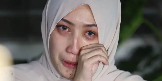 8 Photos of Tamara Tyasmara in Tears at the 1000 Days Commemoration of ...