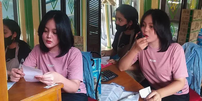 8 Viral Photos of Tia Putri Mandra Busy Serving Customers at a Food ...