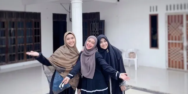 9 Childhood Home Photos of Oki Setiana Dewi & Ria Ricis in Batam, Will ...