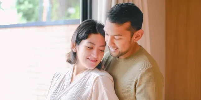 Portrait of Danvy Rukmana Giving Birth to Her Third Child, Annisa ...
