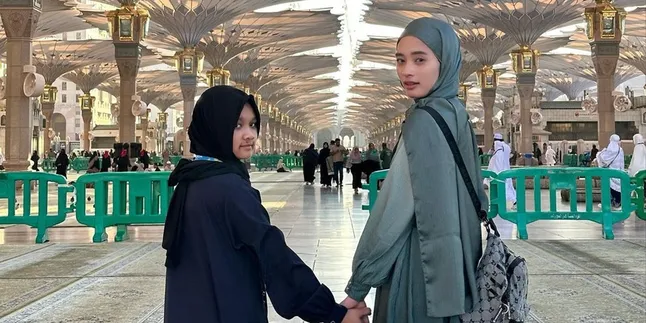 Portrait of Inara Rusli Performing Umrah with Starla, the Happy Aura of ...