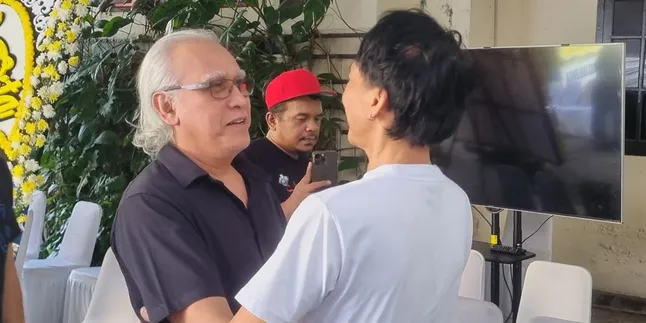 Portrait of Iwan Fals Coming to Potlot, Remembering the Kind Figure of ...