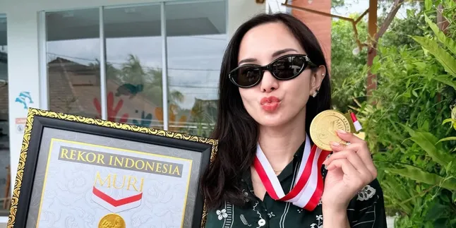Portrait of Kirana Larasati Achieving MURI Record, First Indonesian ...