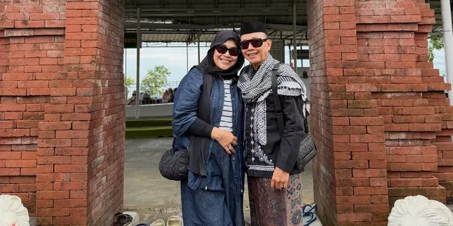 8 Photos of Ayu Ting Ting's Parents Visiting Sunan's Grave Before Ramadan
