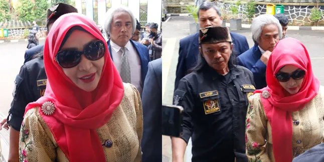 Portrait of Roro Fitria Accompanied by Four Bodyguards When Attending ...