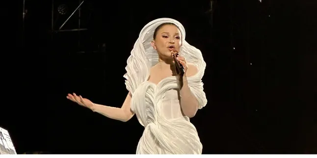 Portrait of Rossa Successfully Holding Concert - Embracing Afgan While ...