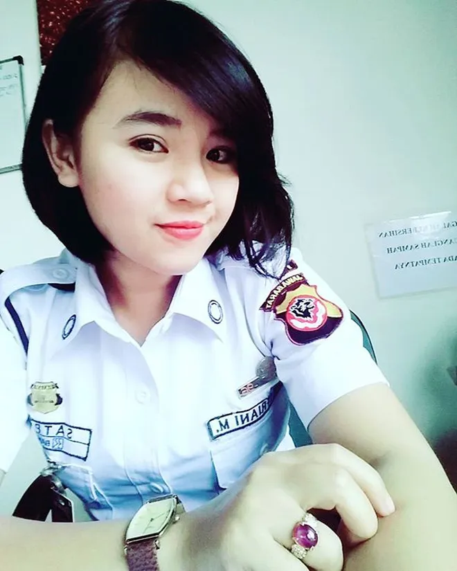 Foto-Foto Satpam Bank Cantik Asal Bandung Yang Bikin Gempar | Plus ... Foto-Foto Satpam Bank Cantik Asal Bandung Yang Bikin Gempar | Plus ...