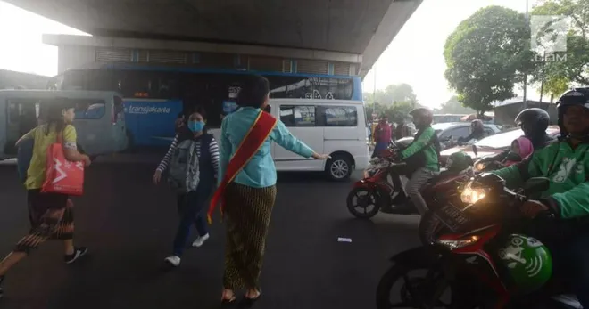 Hari Kartini, Polwan Sambut Pakai Kebaya Mengatur Lalu Lintas - Plus ... Hari Kartini, Polwan Sambut Pakai Kebaya Mengatur Lalu Lintas - Plus ...